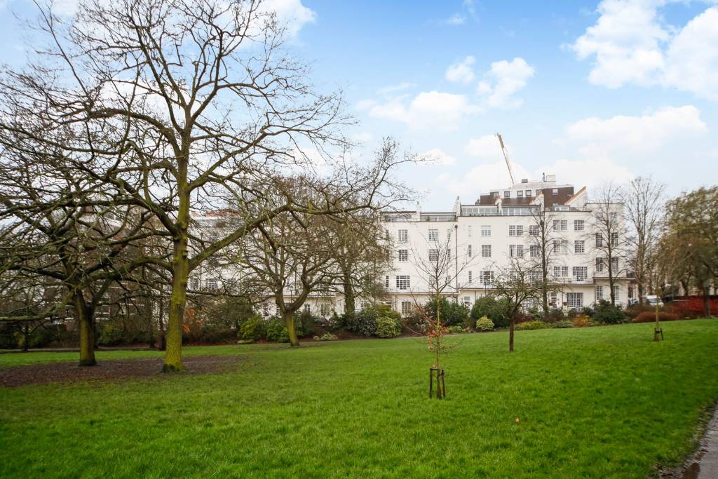 2 Bedroom Ground & Lower Ground Floor Flat | Jeremy Bass Estate Agents